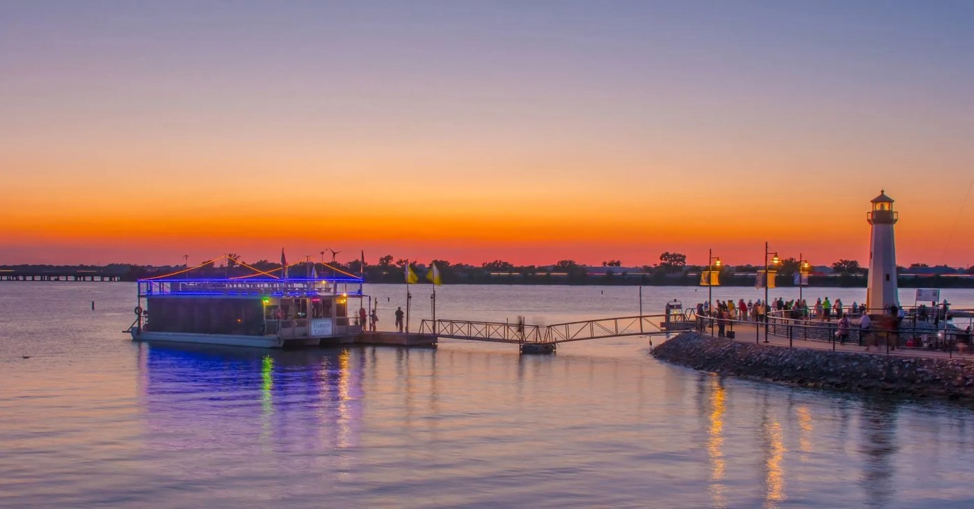 Harbor Lights Boat Cruise Rockwall, TX | DFW Boat Ride